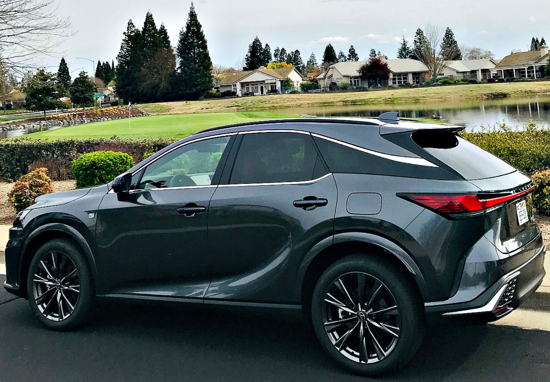 Lexus RX 350h prominent among midsize SUVs
